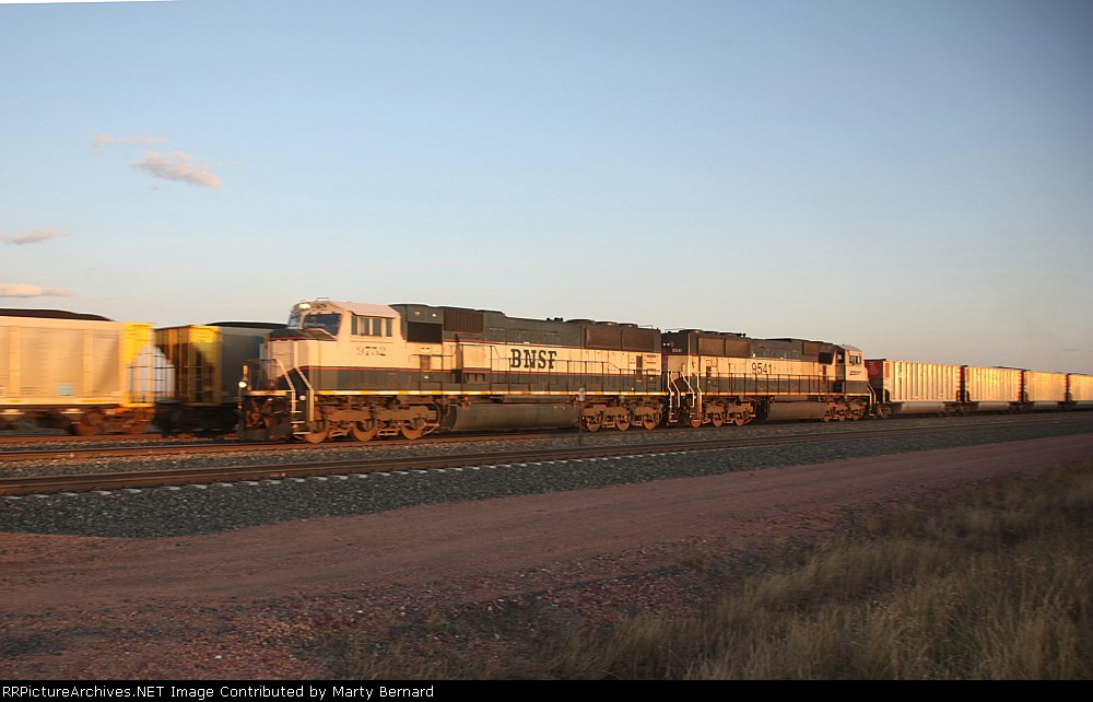 BNSF 9752 and 9541 NB (RR west) at Sunset